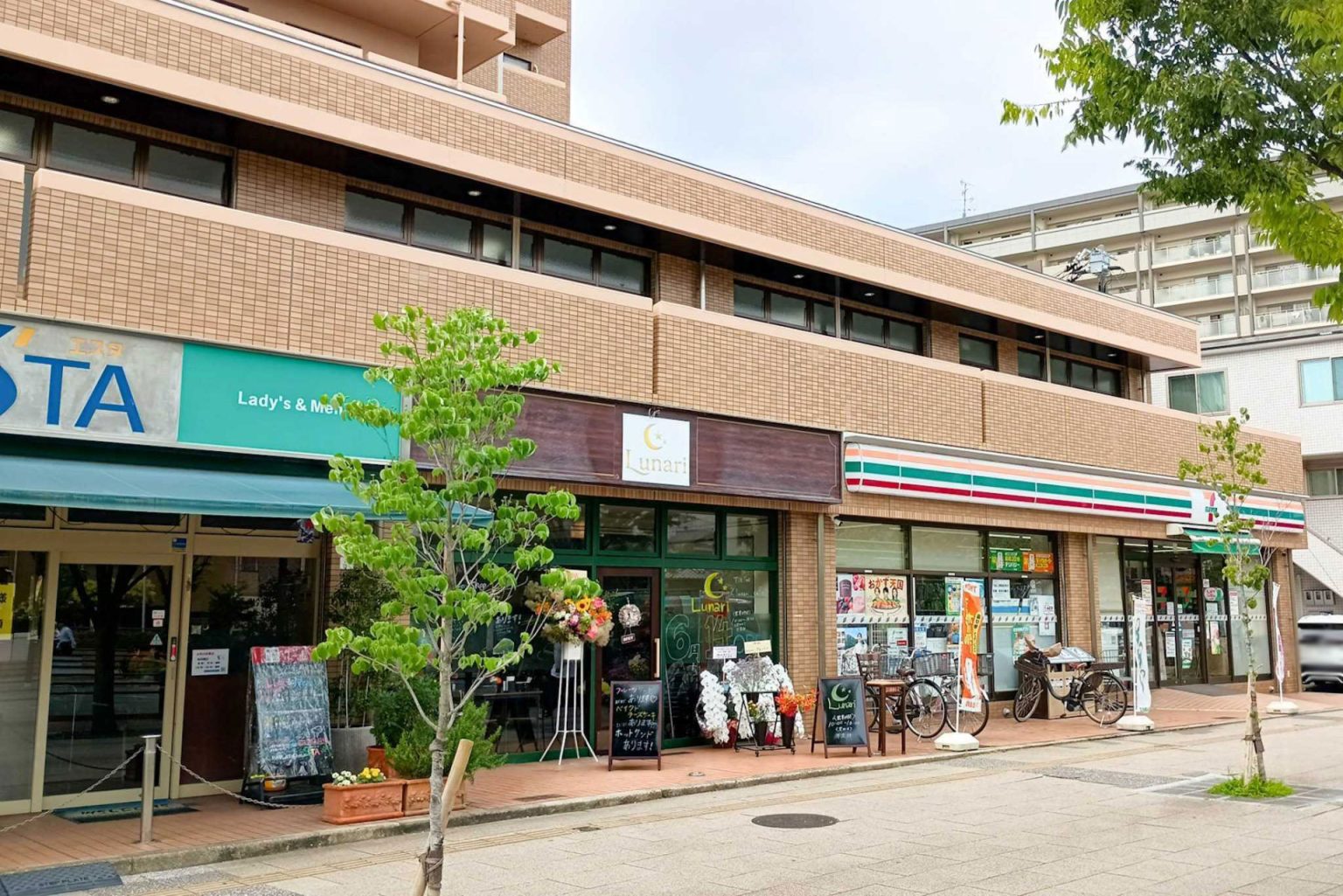 日之出町につくってたカフェ・フラワーショップ「Lunari」がオープンしてる - 寝屋川つーしん